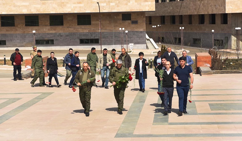 Artsakh authorities pay tribute to April war heroes at Stepanakert memorial