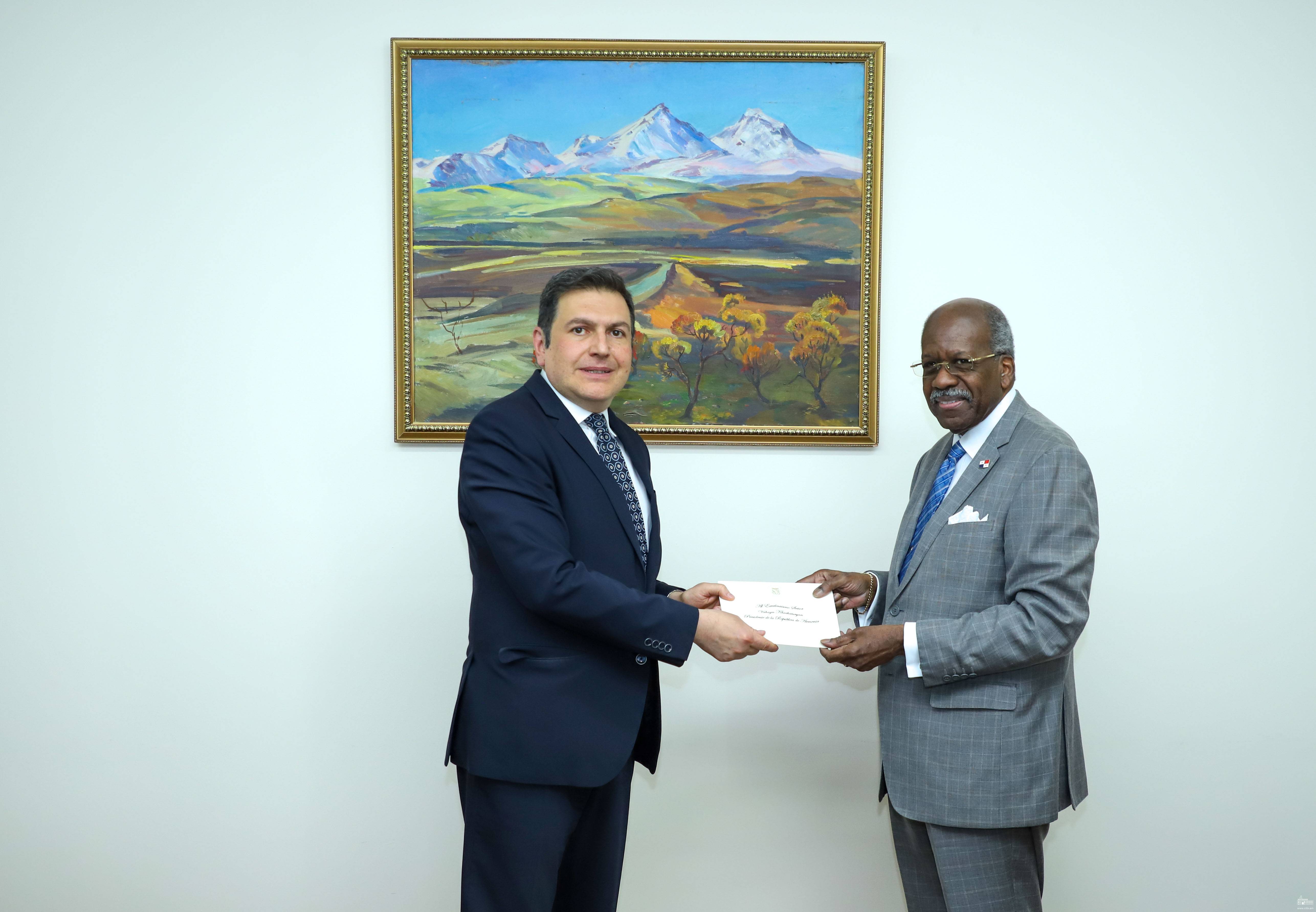 Newly-appointed Ambassador of Panama handed over copy of his ...