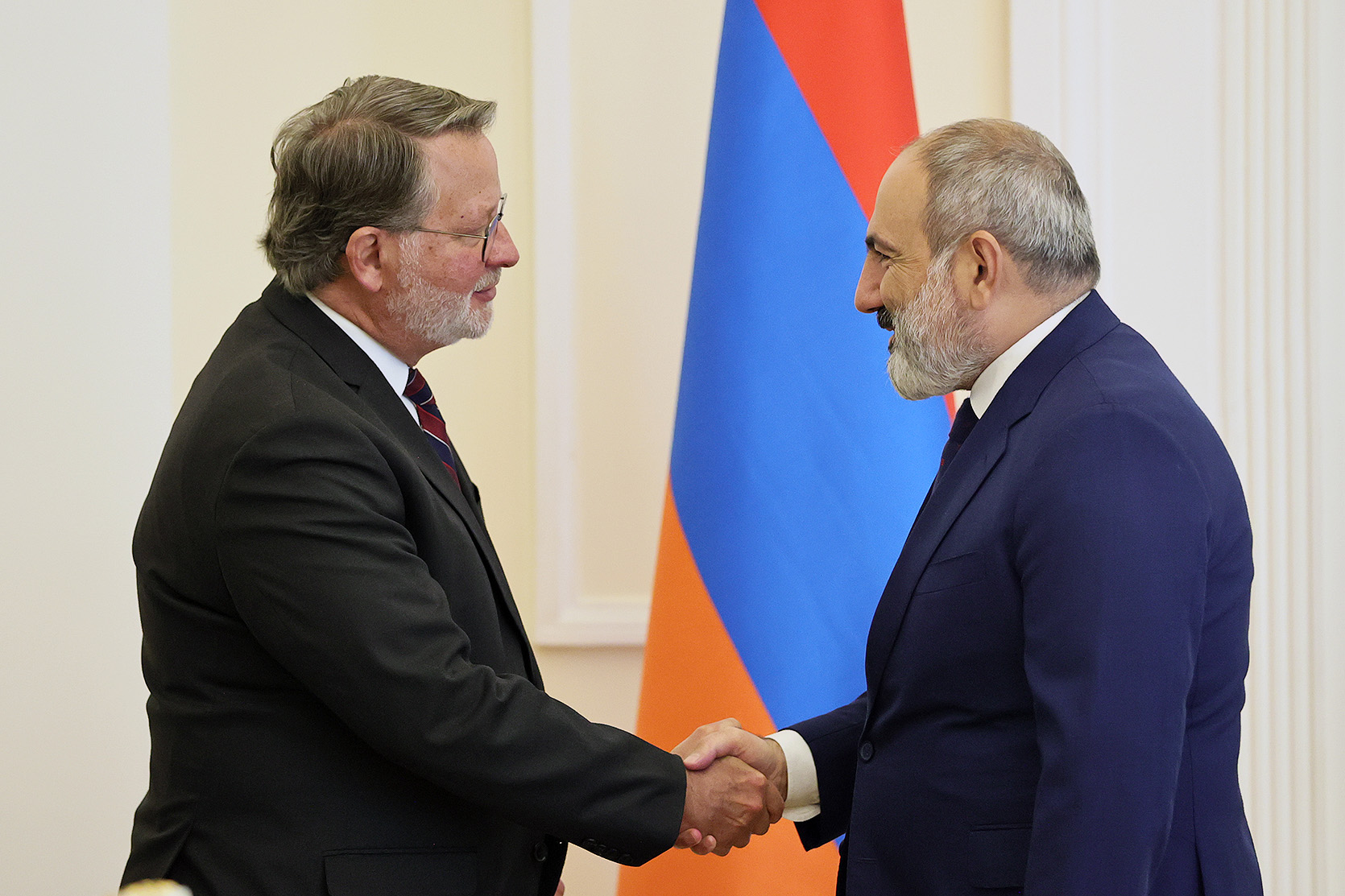 Prime Minister Pashinyan receives US Senator Gary Peters