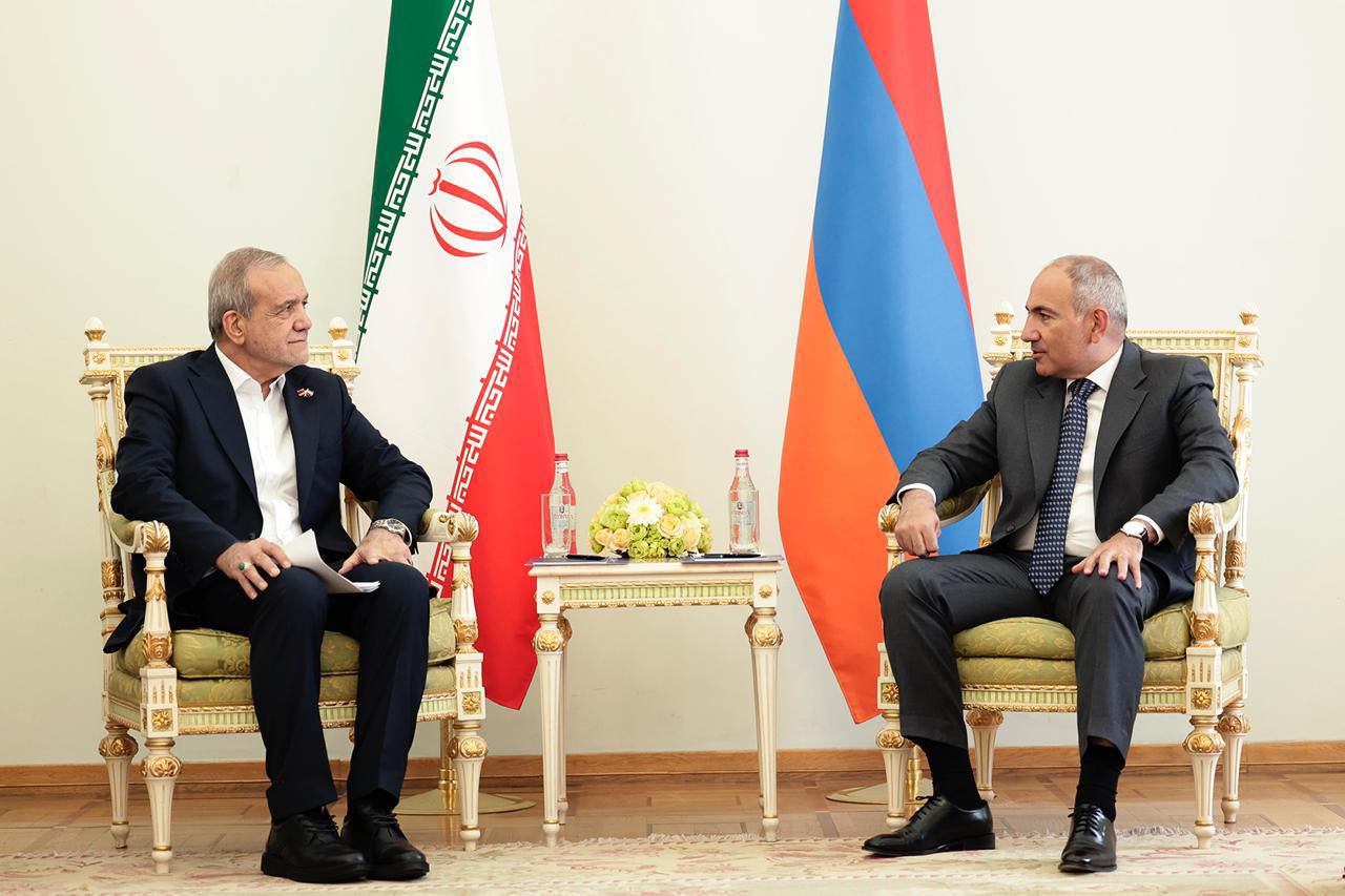 Armenia's Prime Minister and Iranian President hold small-group meeting