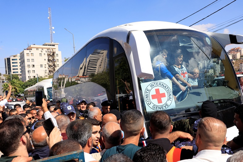 Buses carrying released Palestinian prisoners arrive in Ramallah: Al ...