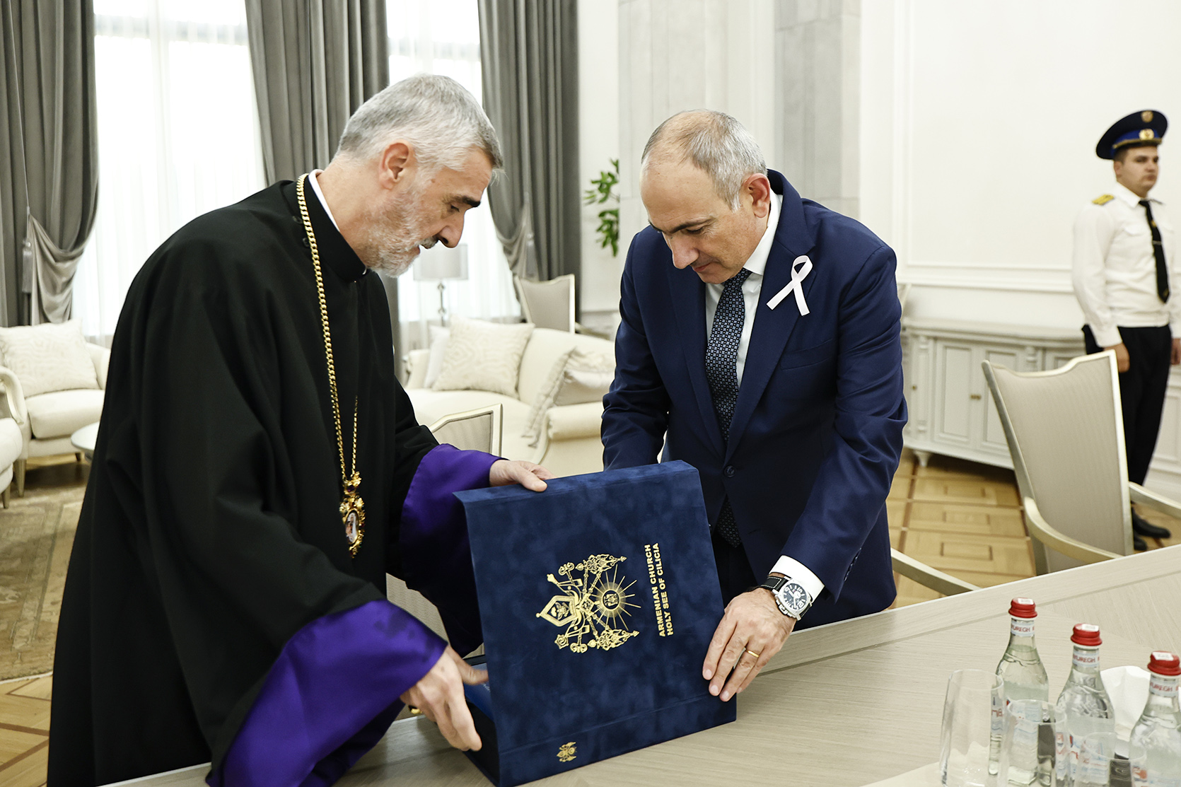 Նիկոլ Փաշինյանն ընդունել է Շահան արքեպիսկոպոս Սարգիսյանին