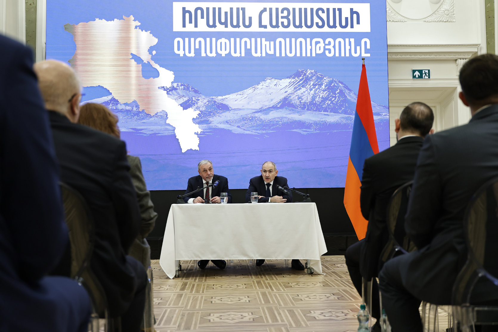 Pashinyan meets with representatives of the Armenian community of ...